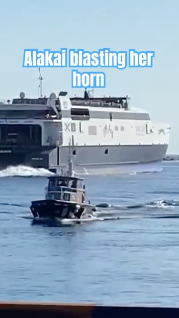 High Speed Craft Alakai blasting her horn on the Cape Cod Canal - YouTube