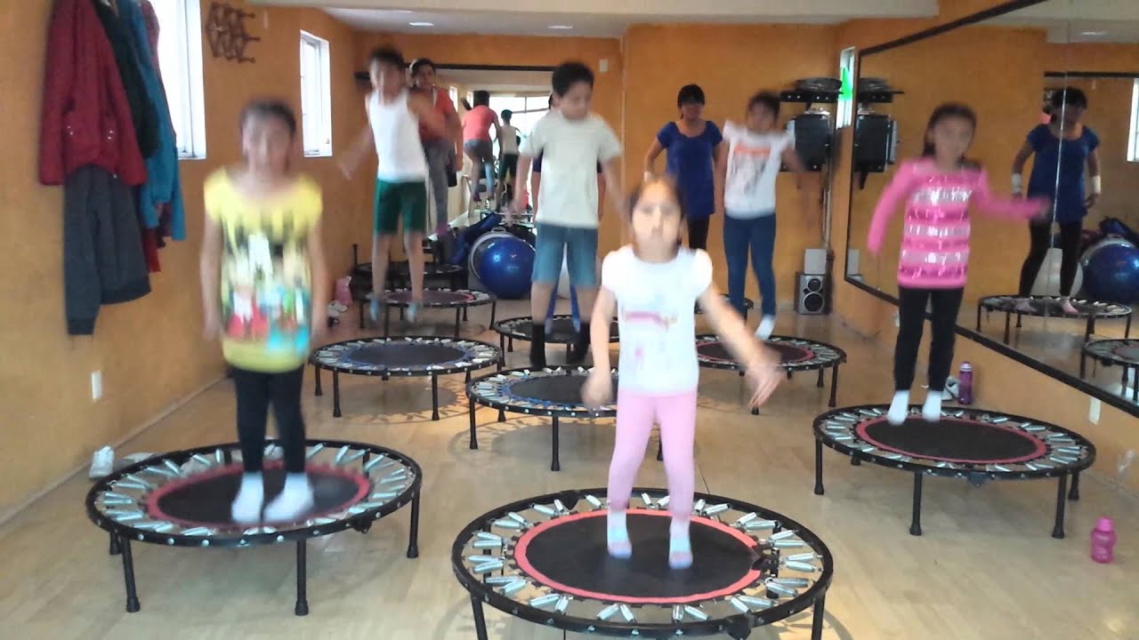Muestra de la clase de jumping para niños. - YouTube