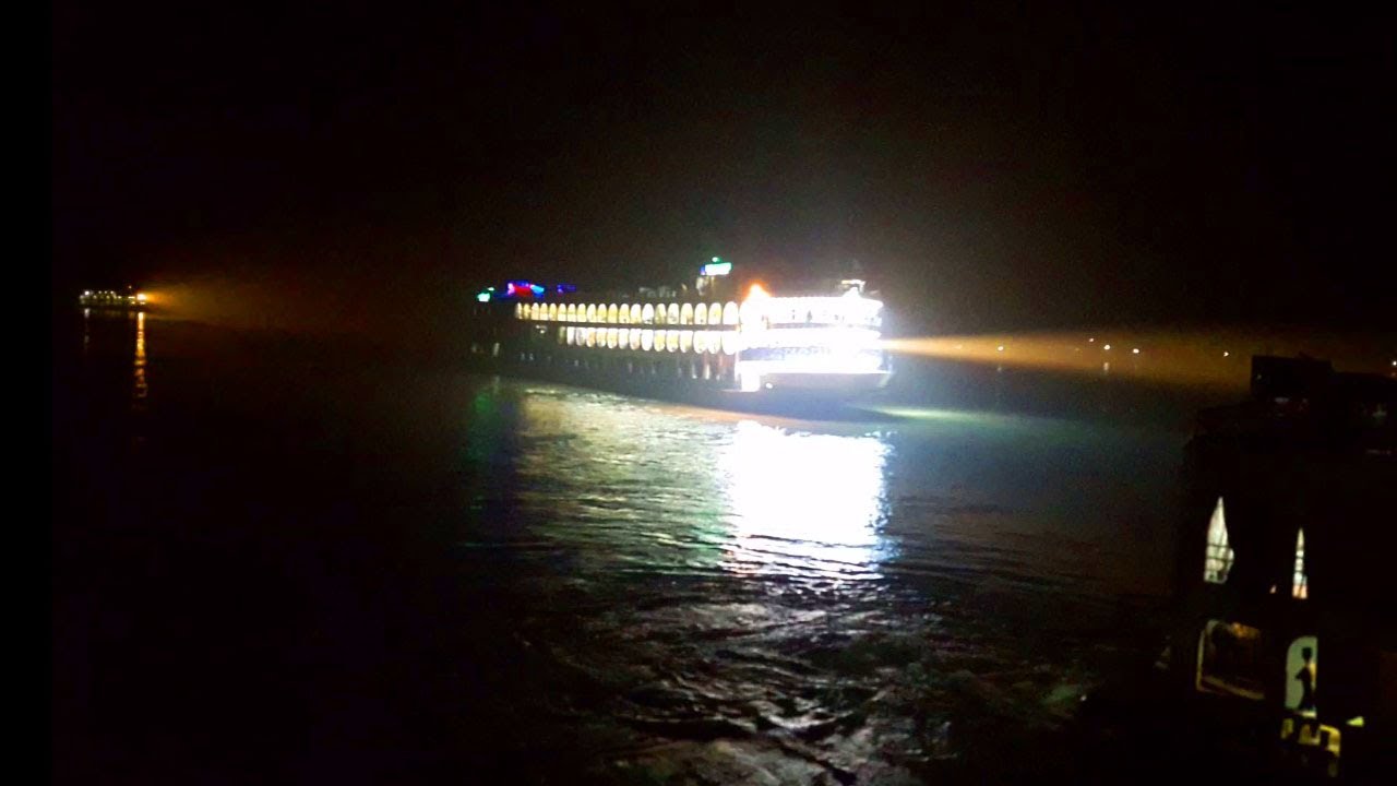 ভোর রাতে এম ভি মানামী বরিশাল লঞ্চঘাটে চোখ ধাঁধানো লাইটিং নিয়ে প্রবেশ ...