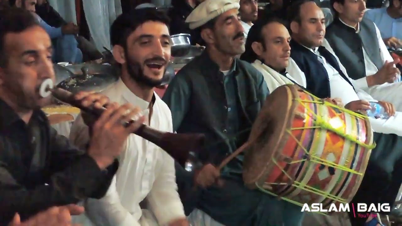 Chitrali Dhool // Shelii Chitrali Dance // Wiqar Dhool Group - YouTube