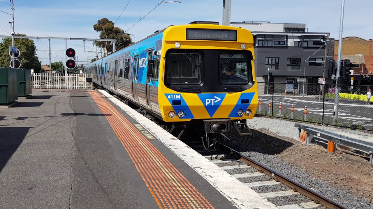 Life Extended Comeng at Essendon - Metro Trains Melbourne - YouTube