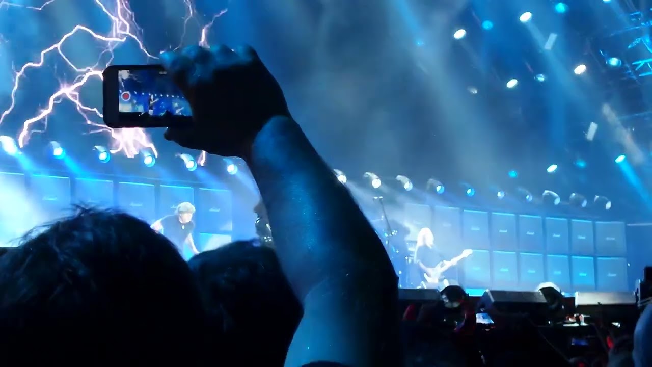 AC/DC - Thunderstruck - Live - YouTube