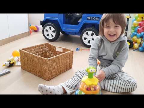 Fatih Selim bebeklik oyuncaklarını bebek arkadaşlarına hediye etmek için ayırıyor.