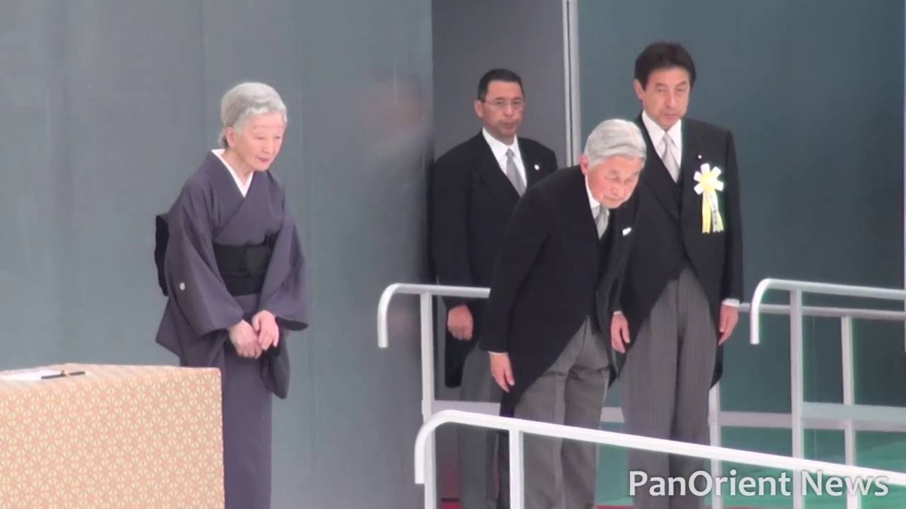Emperor of Japan Receives Surprise “BANZAI” Salute - YouTube