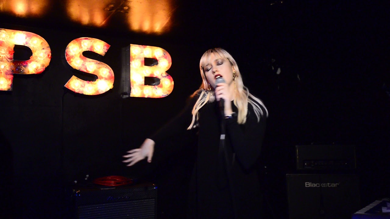 Sally Dige - Emptiness live at Klubb DÖD 2018 - YouTube