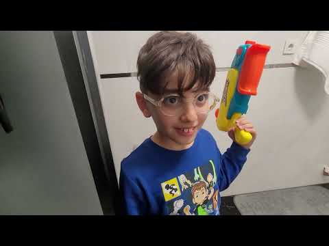 EFE EVİN İÇİNDE SU SAVAŞI YAPMAK İSTEDİ. ANNESİ İZİN VERMEDİ!!