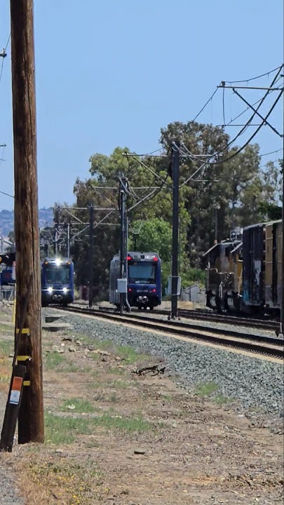Sacramento Light Rail Nearly Pacing The UP Florin Flyer Freight Train ...