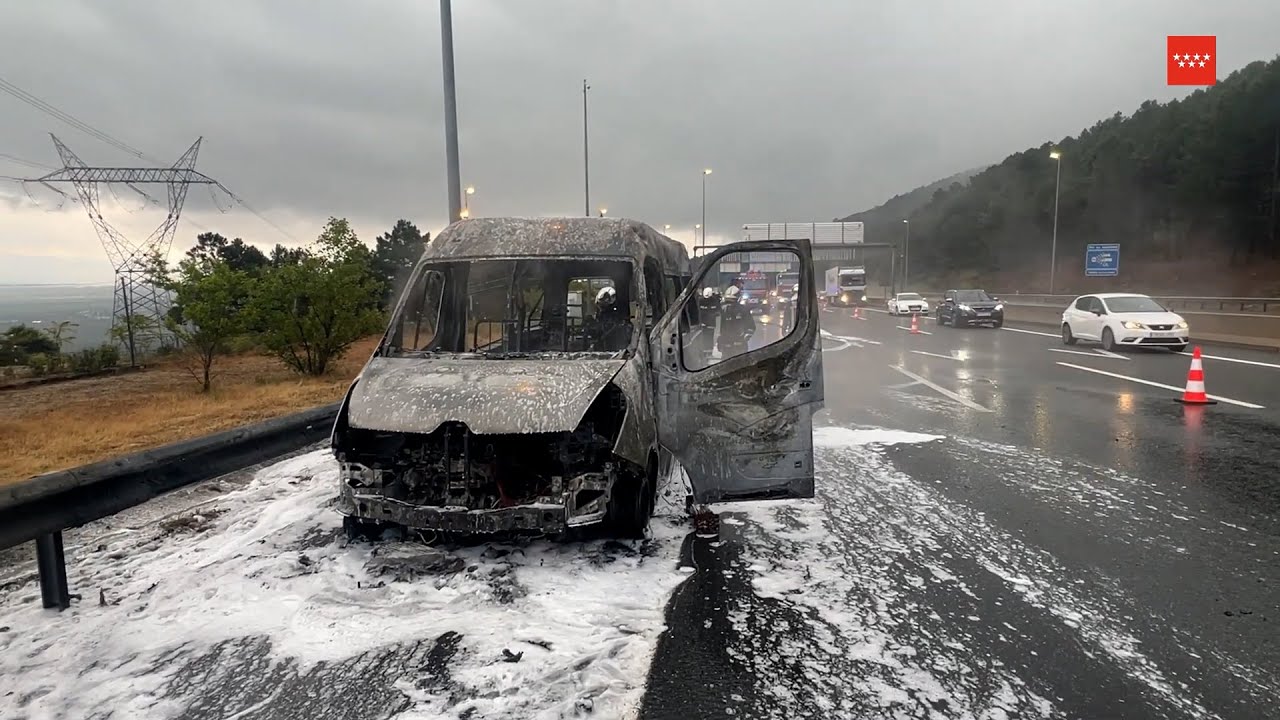 Una ambulancia sufre un incendio en la AP-6 y ninguno de los ocupantes ...