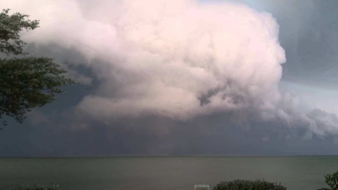 Storm coming in over Lake Huron - YouTube