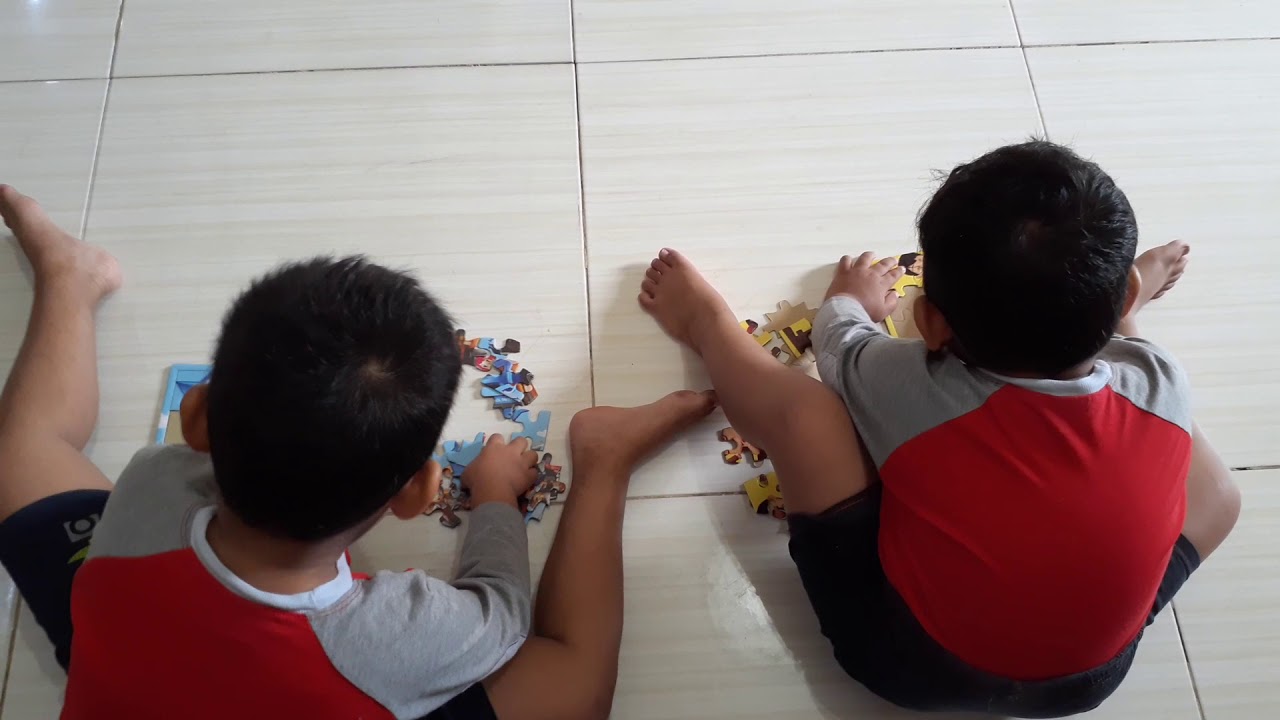 LOMBA MENYUSUN PUZZLE..Abg Gilbert vs Adek Marcel - YouTube