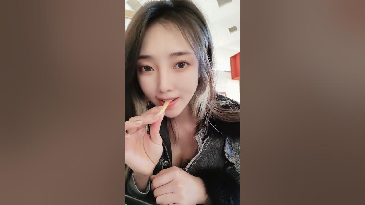 2023 04 05 20 22 38走路摇ZLY注意看，这个女人正在直播…… merged - YouTube