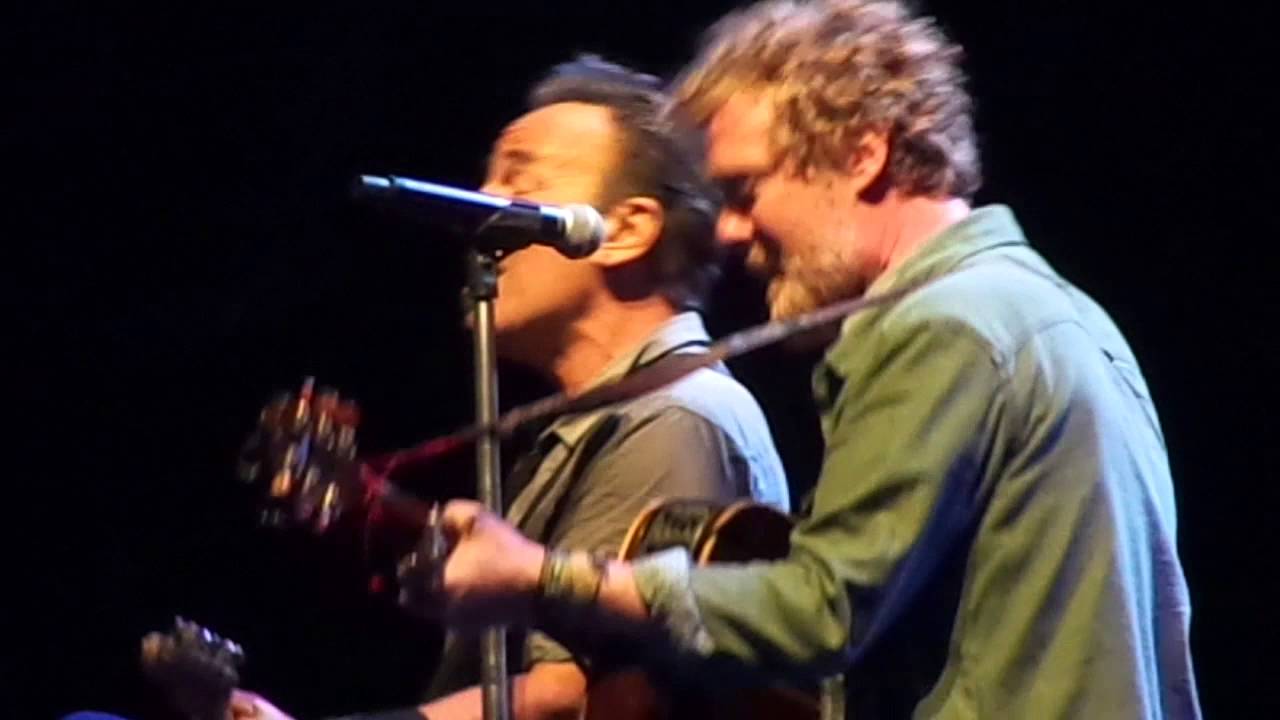 KILKENNY 1 - 2013 - BRUCE SPRINGSTEEN & GLEN HANSARD - DRIVE ALL NIGHT ...