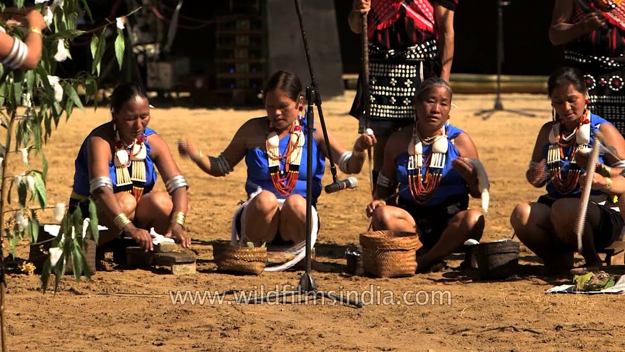 Singing and spinning cotton in traditional style, in India - YouTube