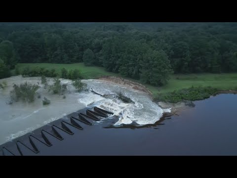 Water breaks through dam in Mississippi - YouTube