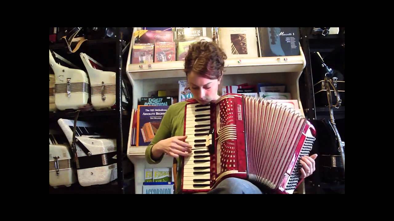 719 - Red Enrico Roselli Piano Accordion LM 39 120 $699 - YouTube