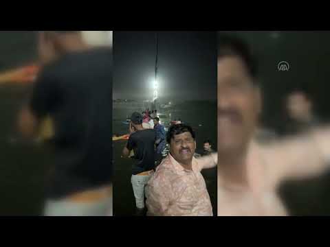 GÜNCELLEME 2 - Hindistan'da asma köprünün çökmesi sonucu yüzlerce kişi nehre düşerken, en