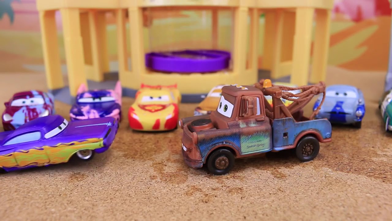 Disney Cars, Color Changer Mater Bad Paint Job to Lightning McQueen at ...