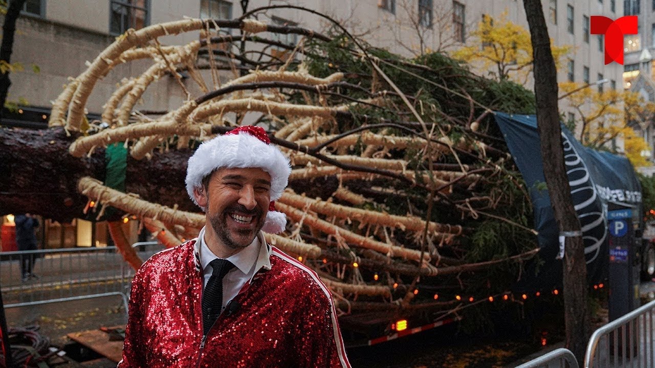 New York City starts decorating the iconic Rockefeller Center Christmas ...