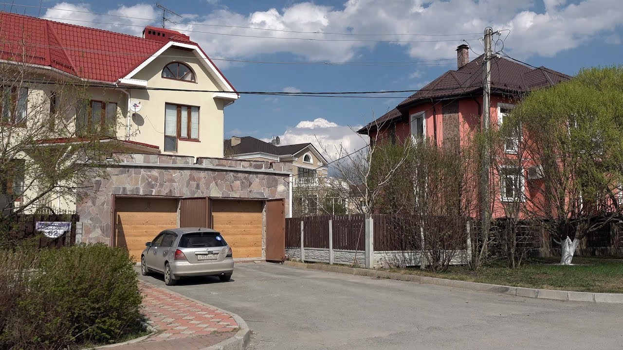 Living in the Suburbs vs the City - YouTube