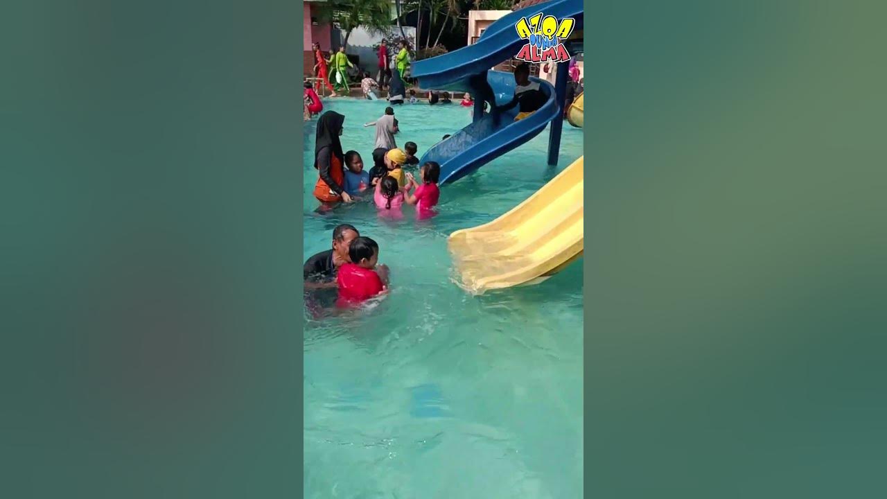 Meluncur di Perosotan Kolam Renang Havana Bekasi #shorts - YouTube