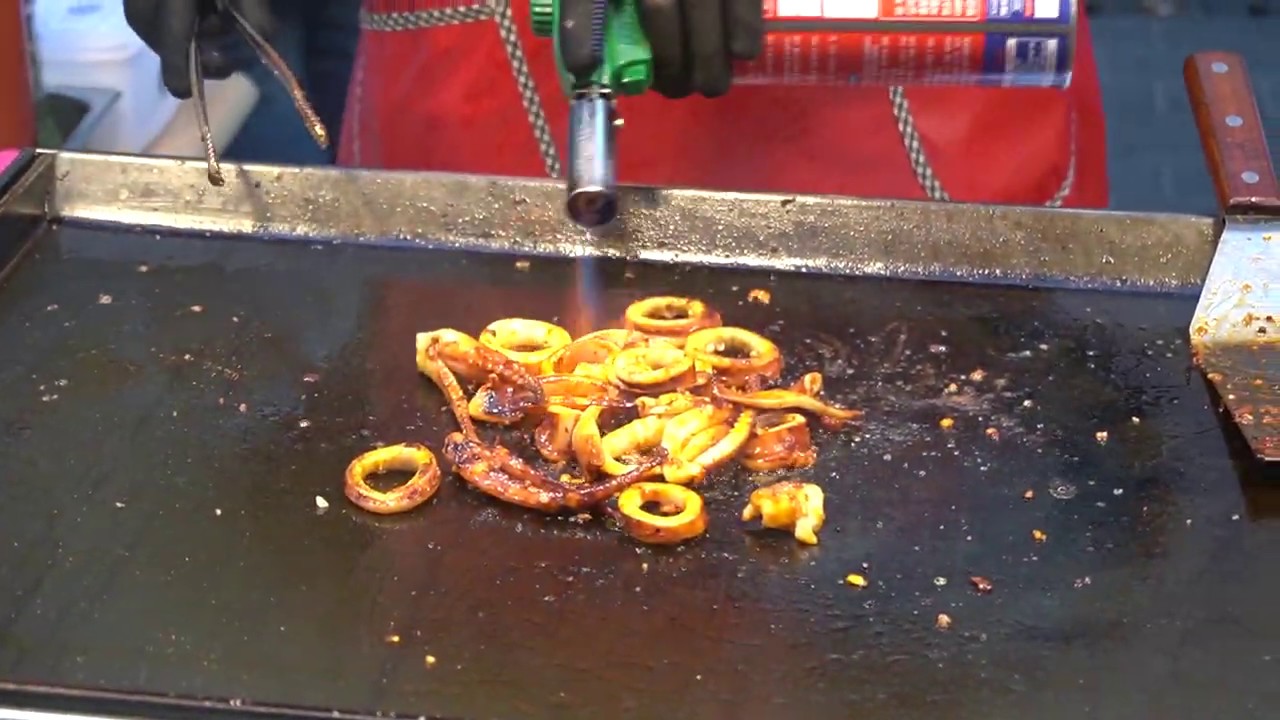 [Korea Street Food #2] 불오징어 Fire squid 火鱿鱼 Calamar de fuego ヤリイカआग ...