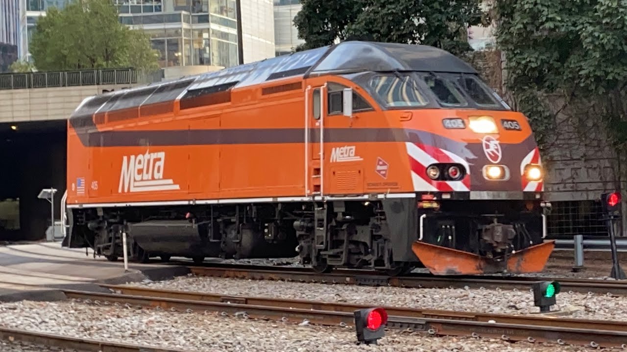 EXTREMELY RARE: Metra 405 light move pulls out and reverses by Canal ...