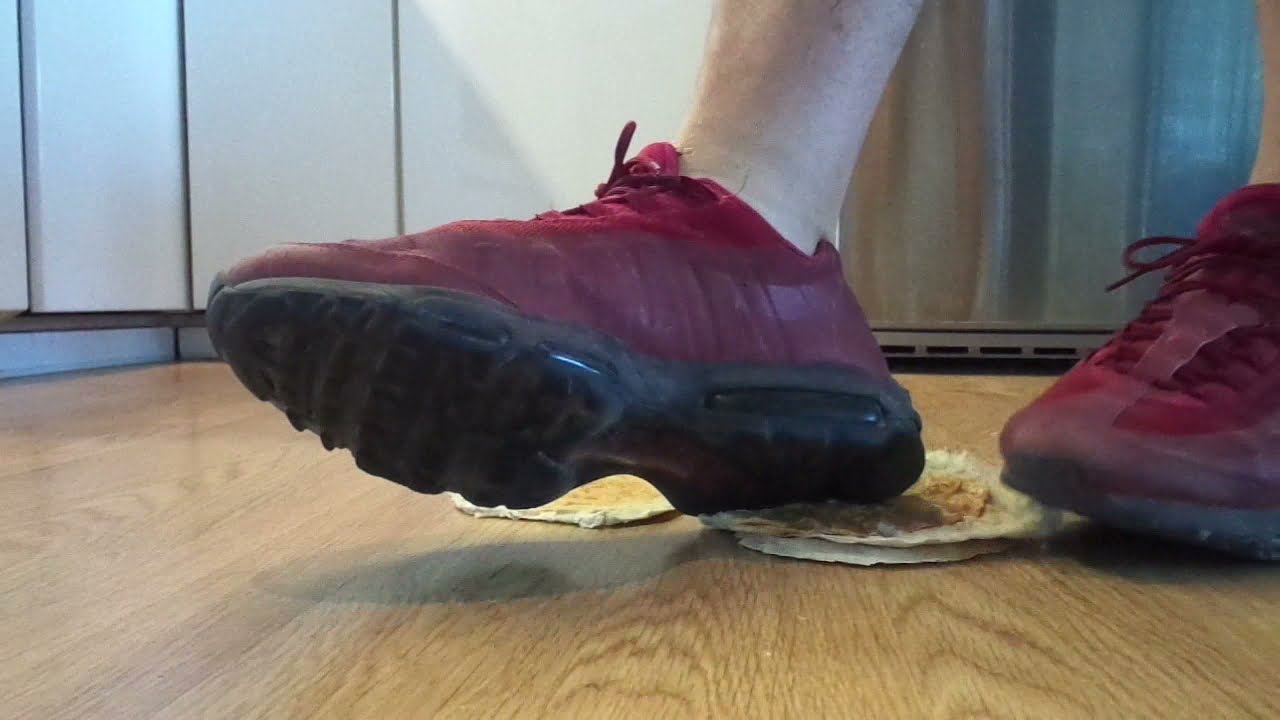 Nike Air Max 95 food stomp, trample some bread / buns - YouTube
