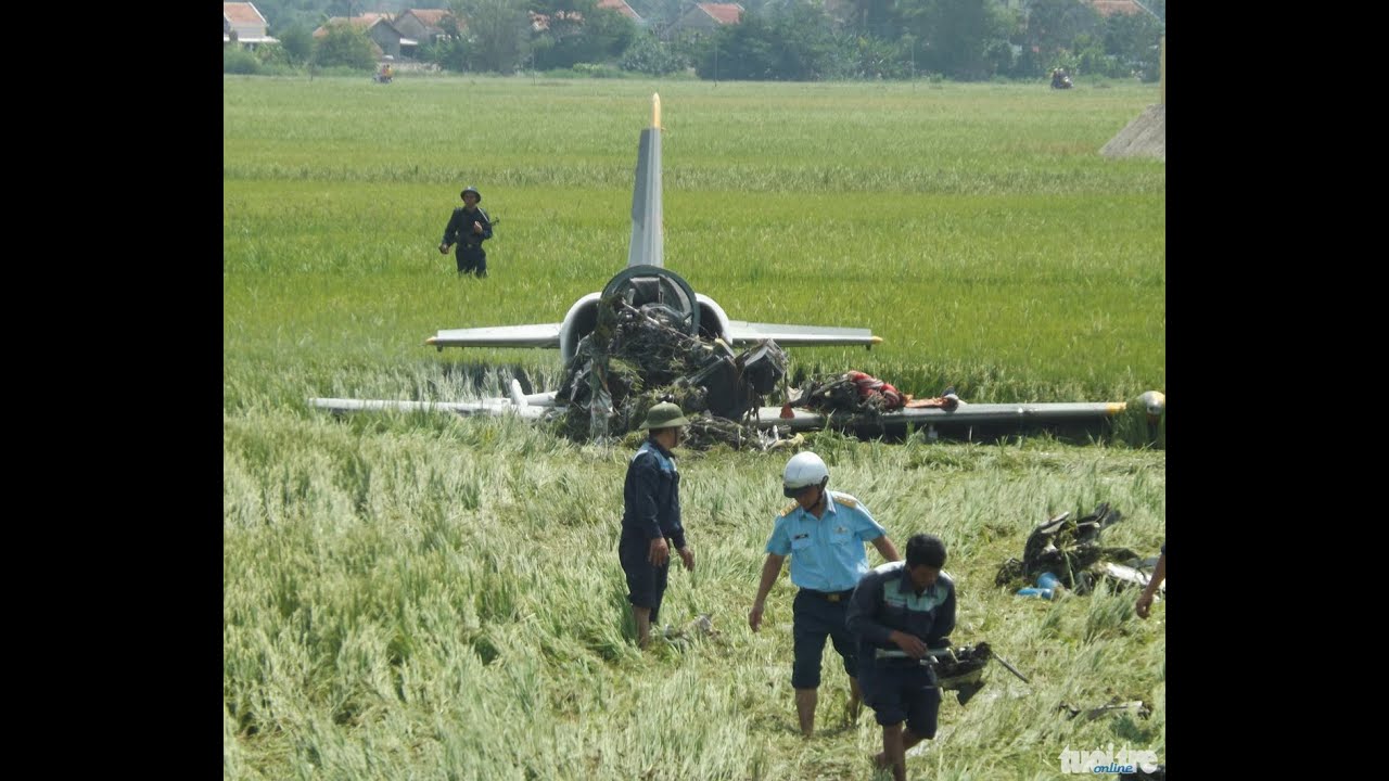 Vietnam Air Force jet trainer crashes, pilot killed - YouTube
