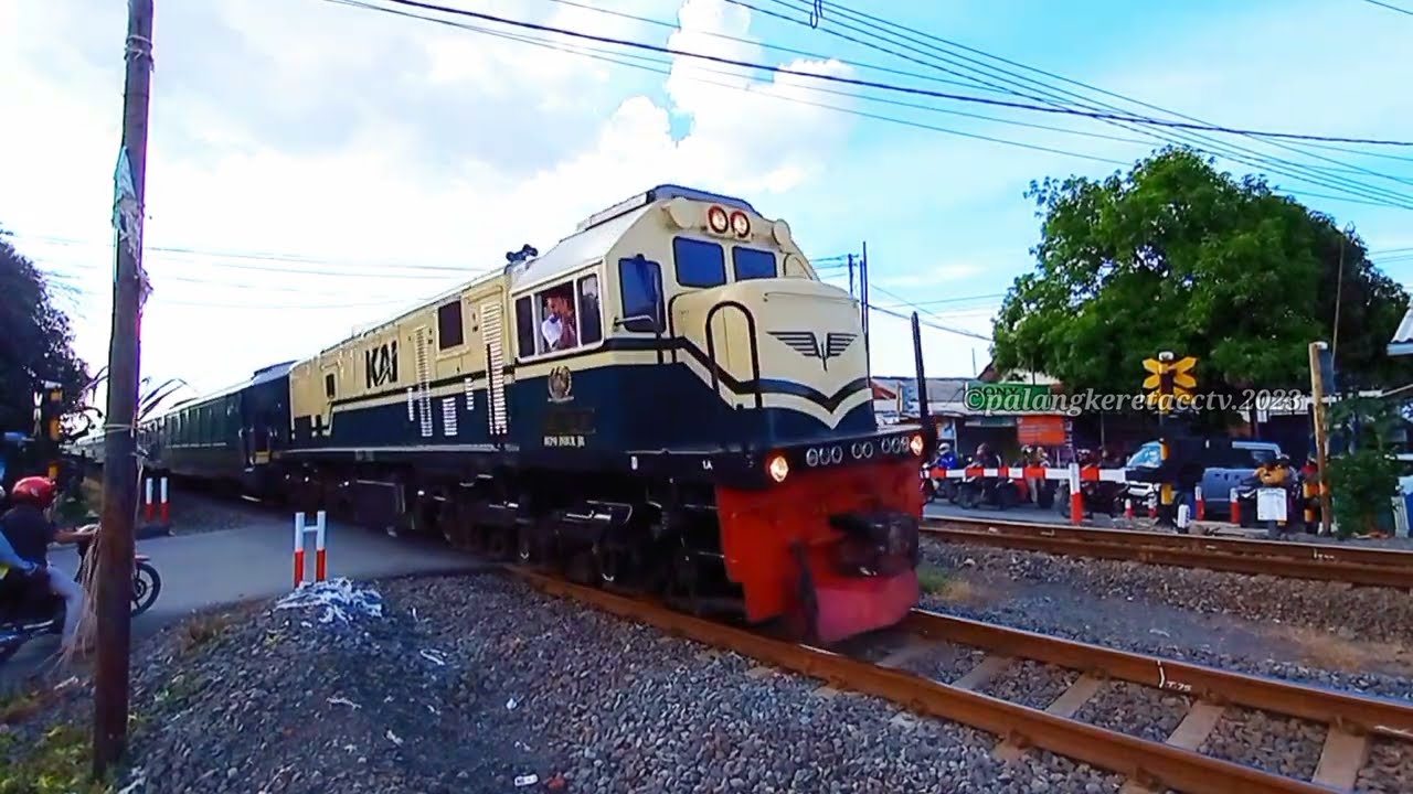 LOKOMOTIF VINTAGE TARIK KERETA AIRLANGGA + PANORAMIC Melintas di ...