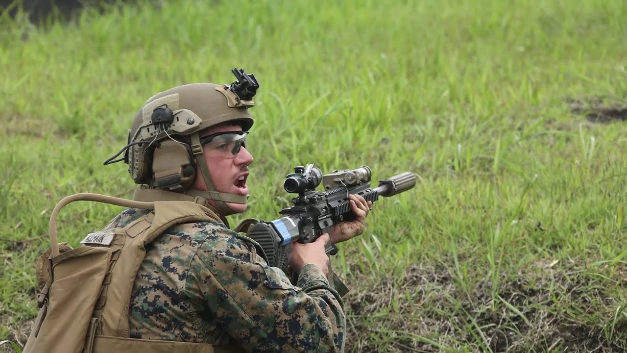 Marines Conduct Fireteam Maneuvers - YouTube