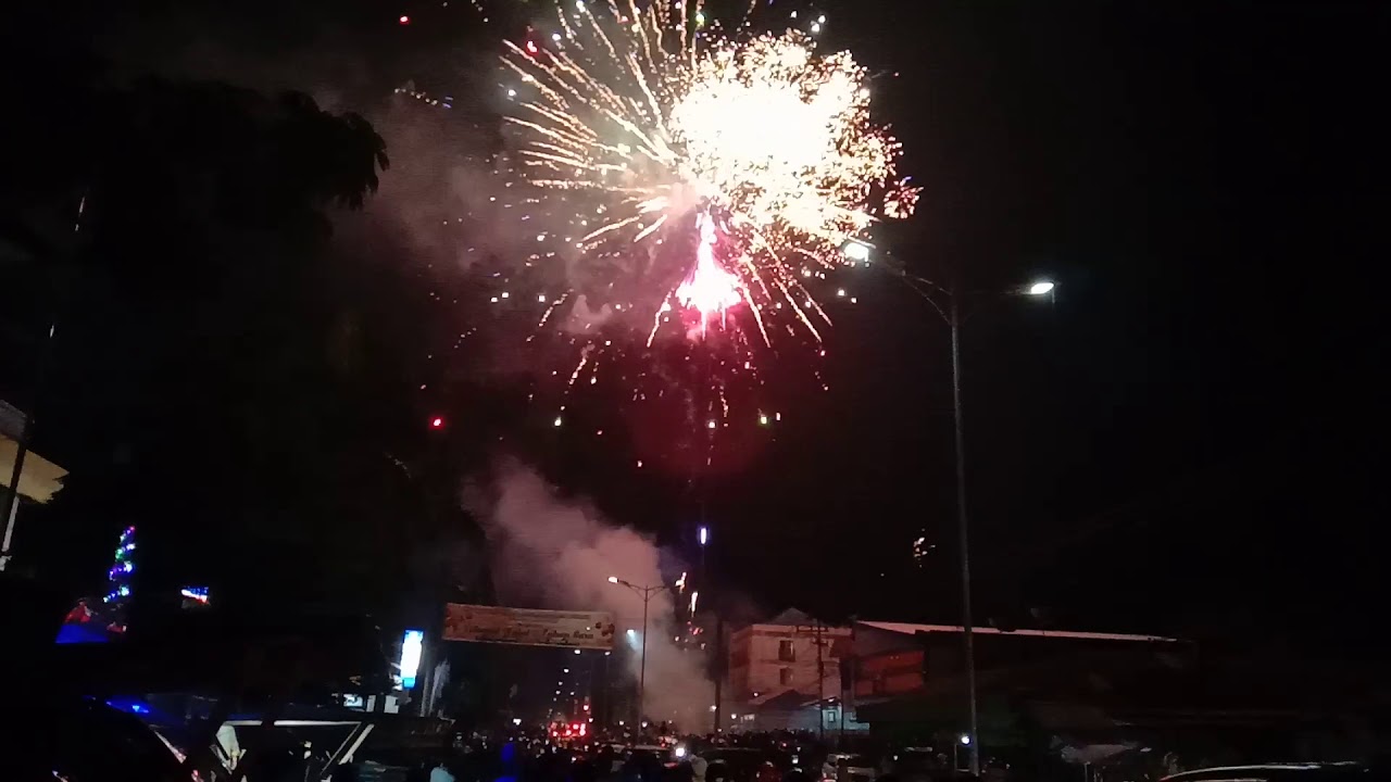 Kembang Api Paling Keren di Manokwari - YouTube
