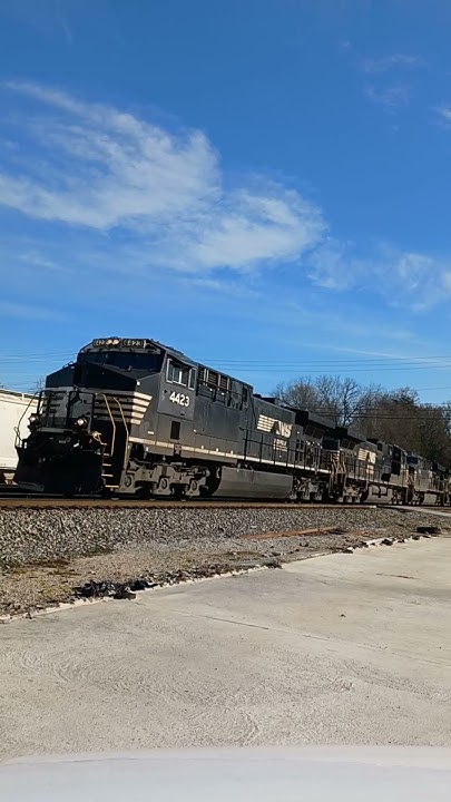 Super LOUD Aggressive Quad "flew up mtn" Norfolk Southern #4423 led NS #27a @rider22 - YouTube