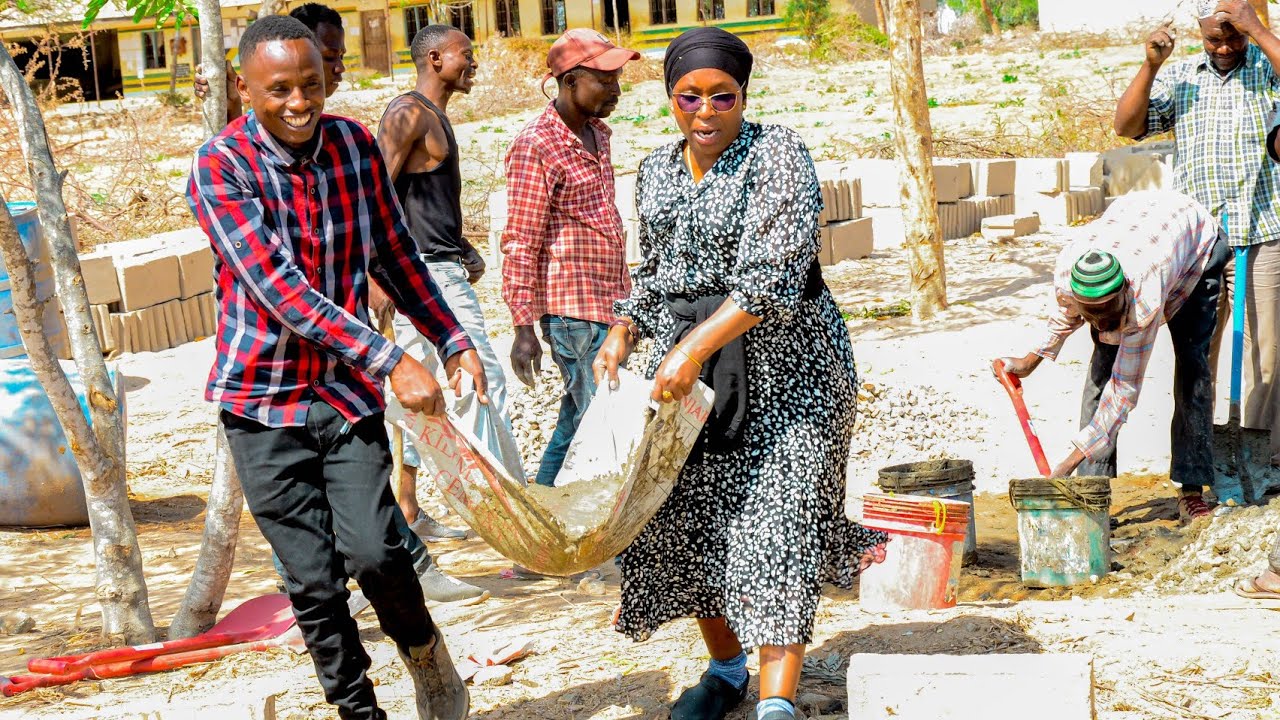 📍MHE KUNTI ASHIRIKI UJENZI SHIMO CHOO SHULE YA CHANG'OMBE -SOYA ATIMIZA ...