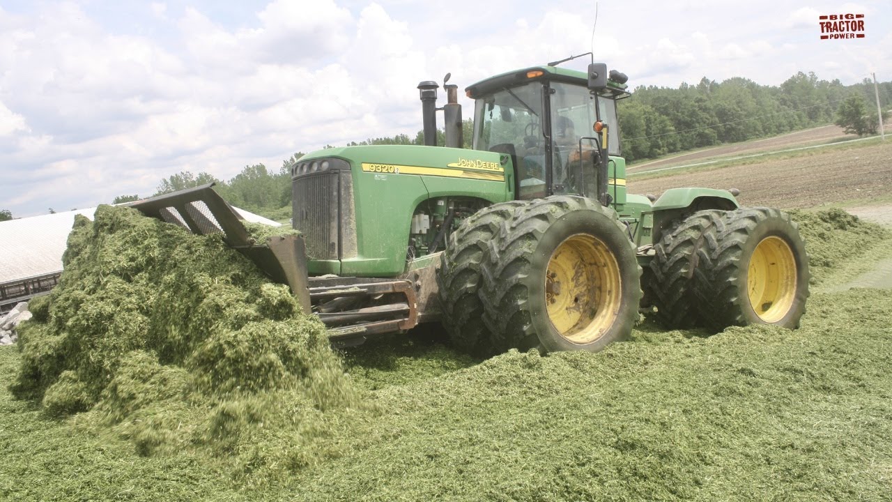 JOHN DEERE 9320 Tractor Pushing Silage - YouTube