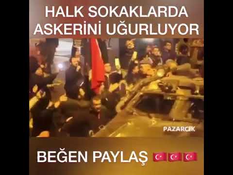 Gecenin bir yarısı, halk sokaklarda. Operasyona giden askerlerine moral veriyor. Böyle bir halk, böy