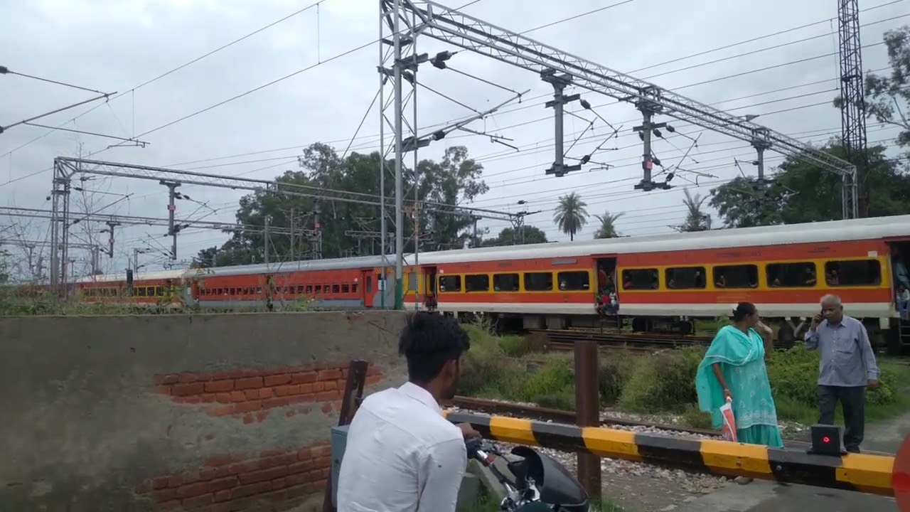 WAP5 ASN 120 Kmph Full Speed 12407 Karambhumi Superfast Express Spiking ...