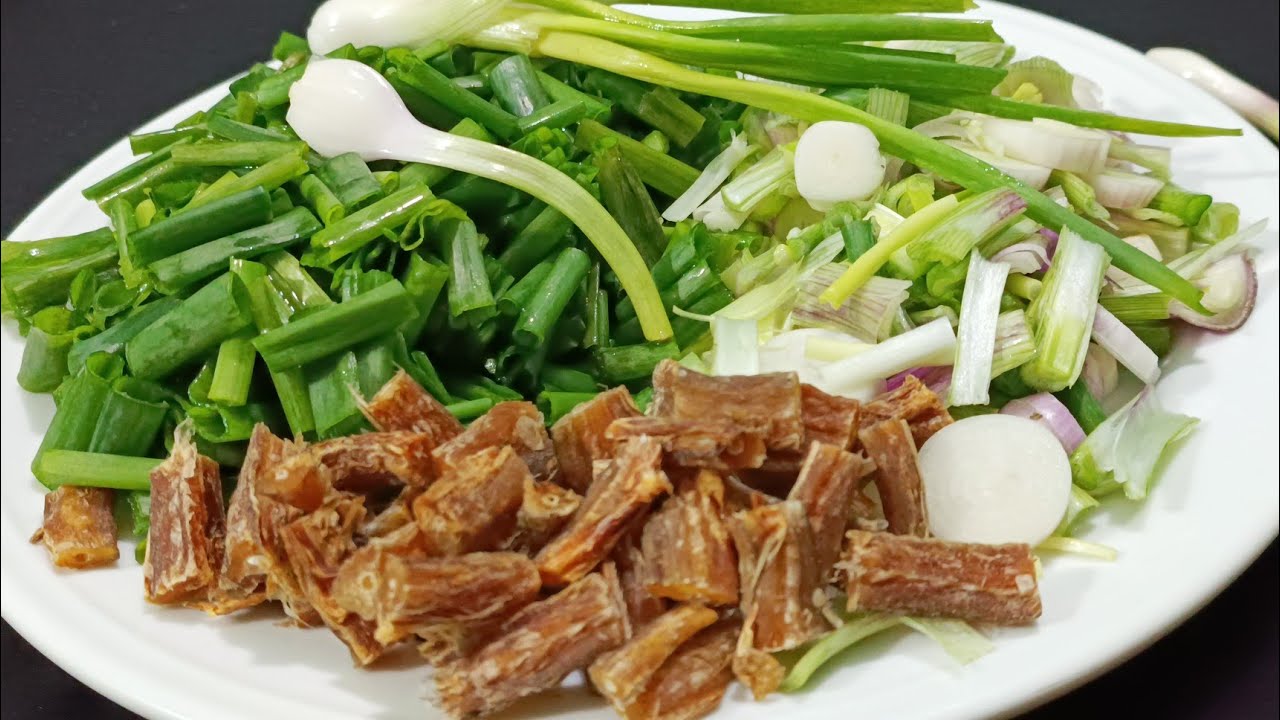 পিঁয়াজ পাতা দিয়ে এই রান্না যদি না খেয়ে থাকেন তাহলে আফসোস করবেন ...