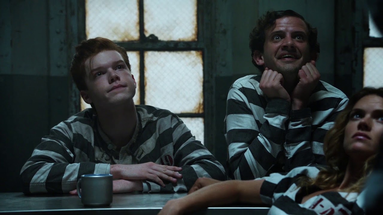 Gotham 2x01 Tabitha Breaks Out The Maniax - YouTube