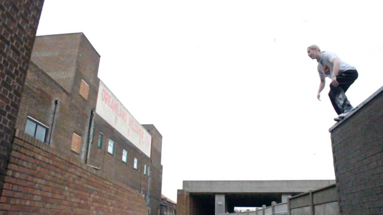 Failing. Again. | Huge Cat Leap | Failed Jump from Roof to Wall ...