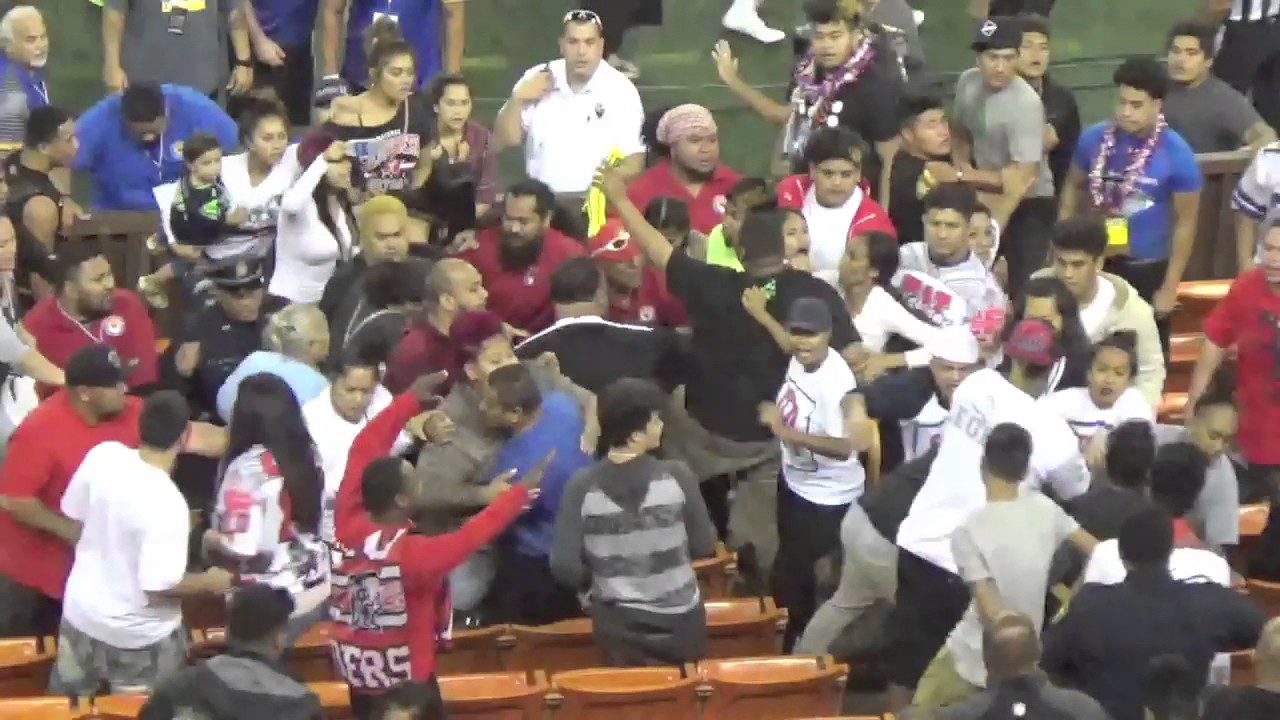 JPS title game: Spectators fight in bleachers 1/14/17 - YouTube