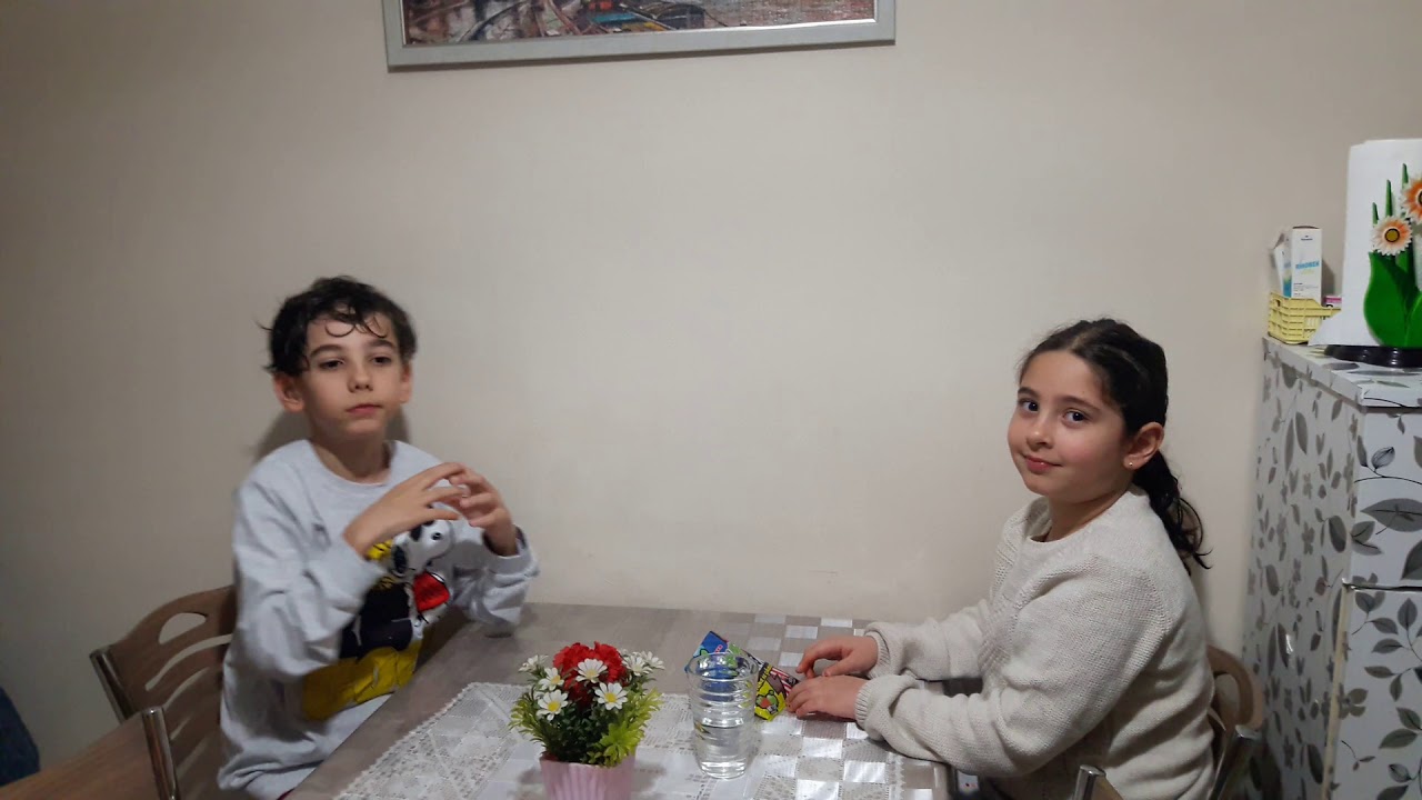 Yigit Efe ve Zeynep jelibon oyunu oynuyor. - YouTube