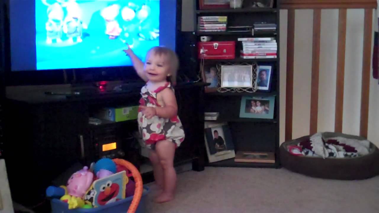 DANCING BABY TO BACKYARDIGANS - YouTube