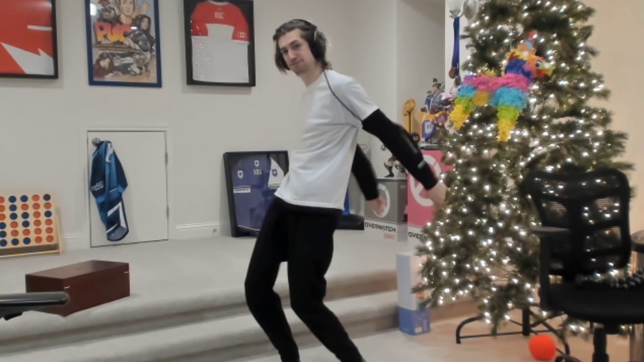 xQc doing fortnite dances after won a game - YouTube