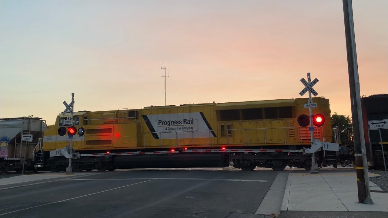 UP 8322 MWCRV Manifest w/ CN SD75I & EMDX Unit North, E. Main St ...