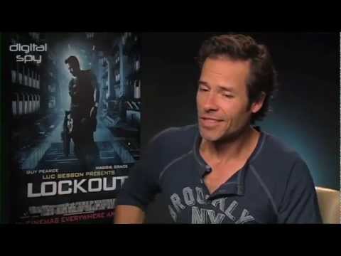 Guy Pearce talks 'Prometheus' virals, link to 'Alien' - YouTube