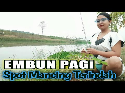 Mancing di sungai kampung pedesaan di temani udara pagi yang sejuk