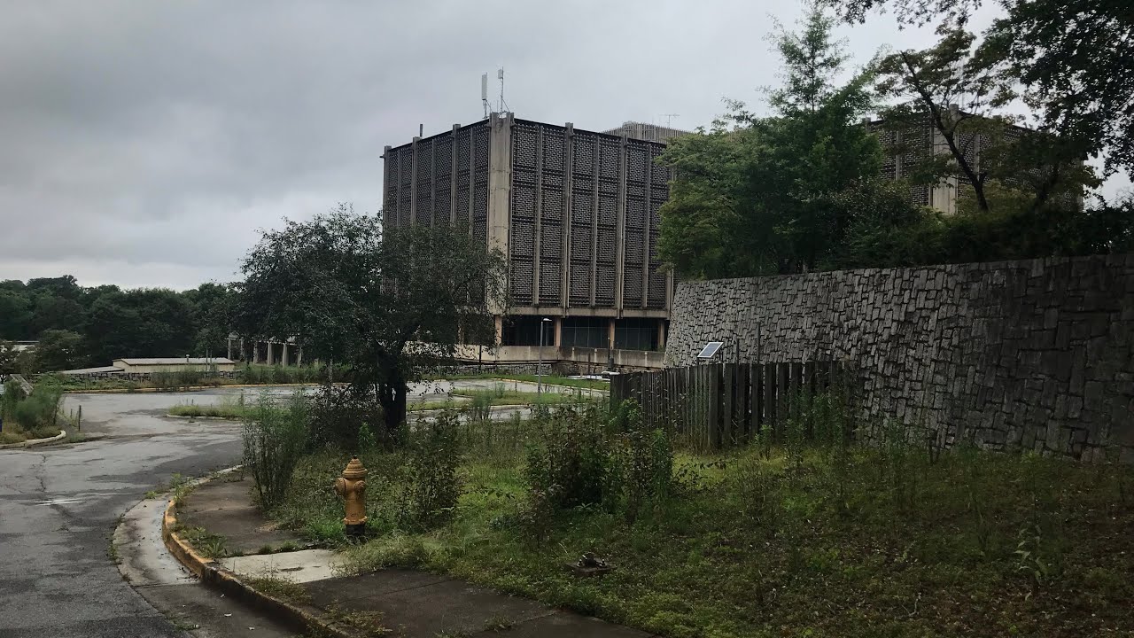 Exploring abandoned Hawkins lab from stranger things! Got confronted by ...