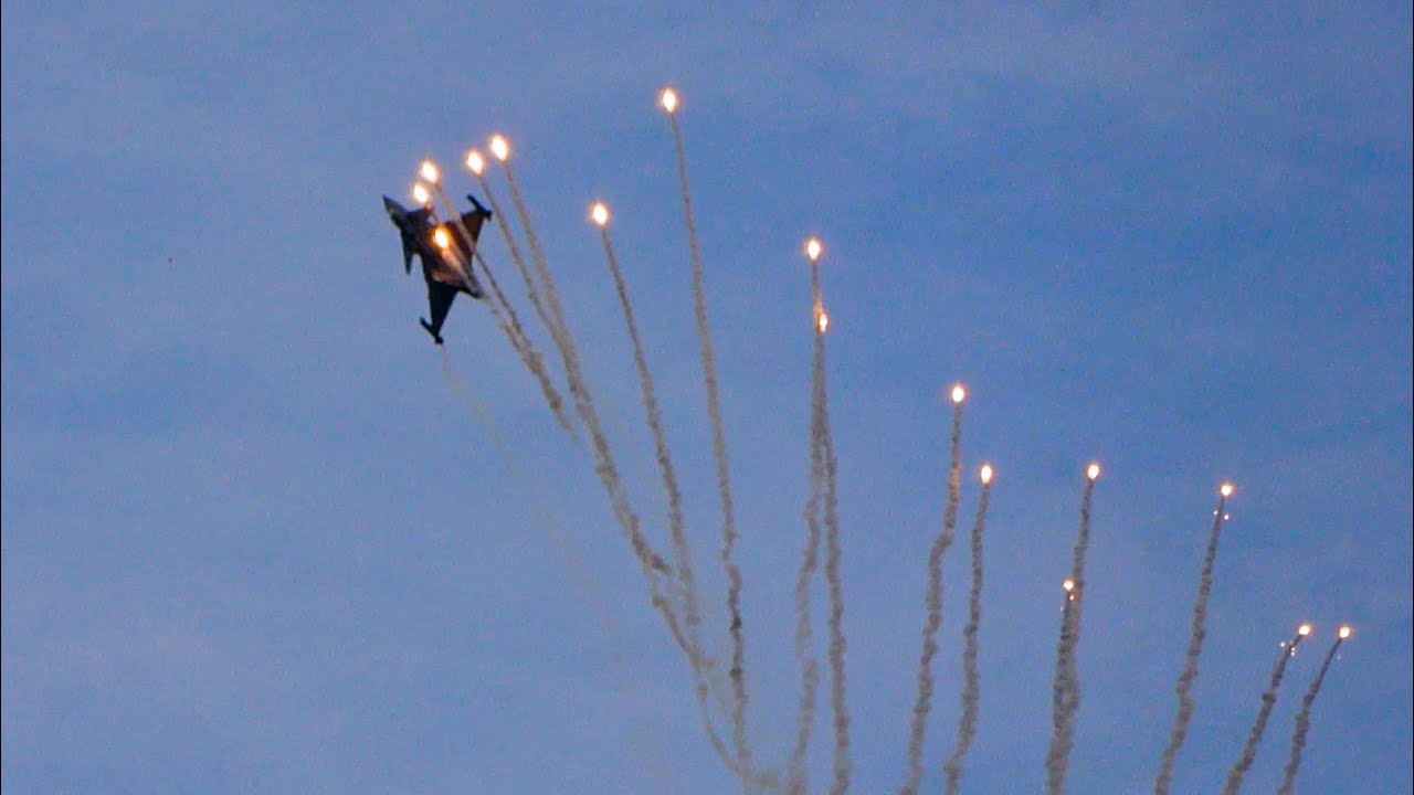 JAS 39 Gripen Slow Climb with Fountain of Flares [4K] - YouTube