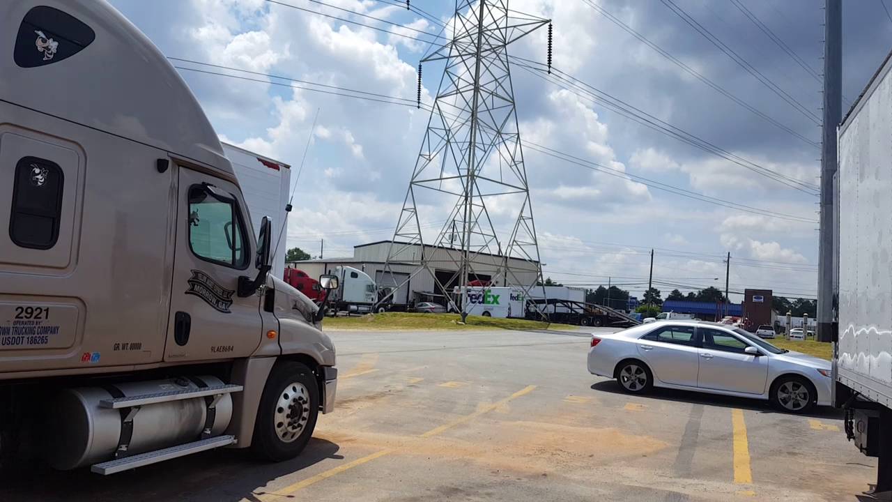 24 FT BOX TRUCK. FREIGHTLINER WITH LIFTGATE - YouTube