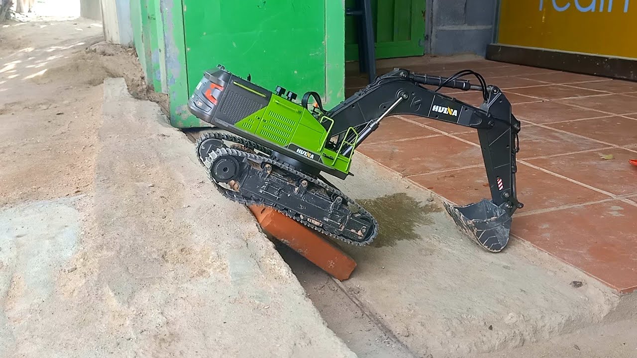 The excavator crosses an obstacle course 2023 - YouTube